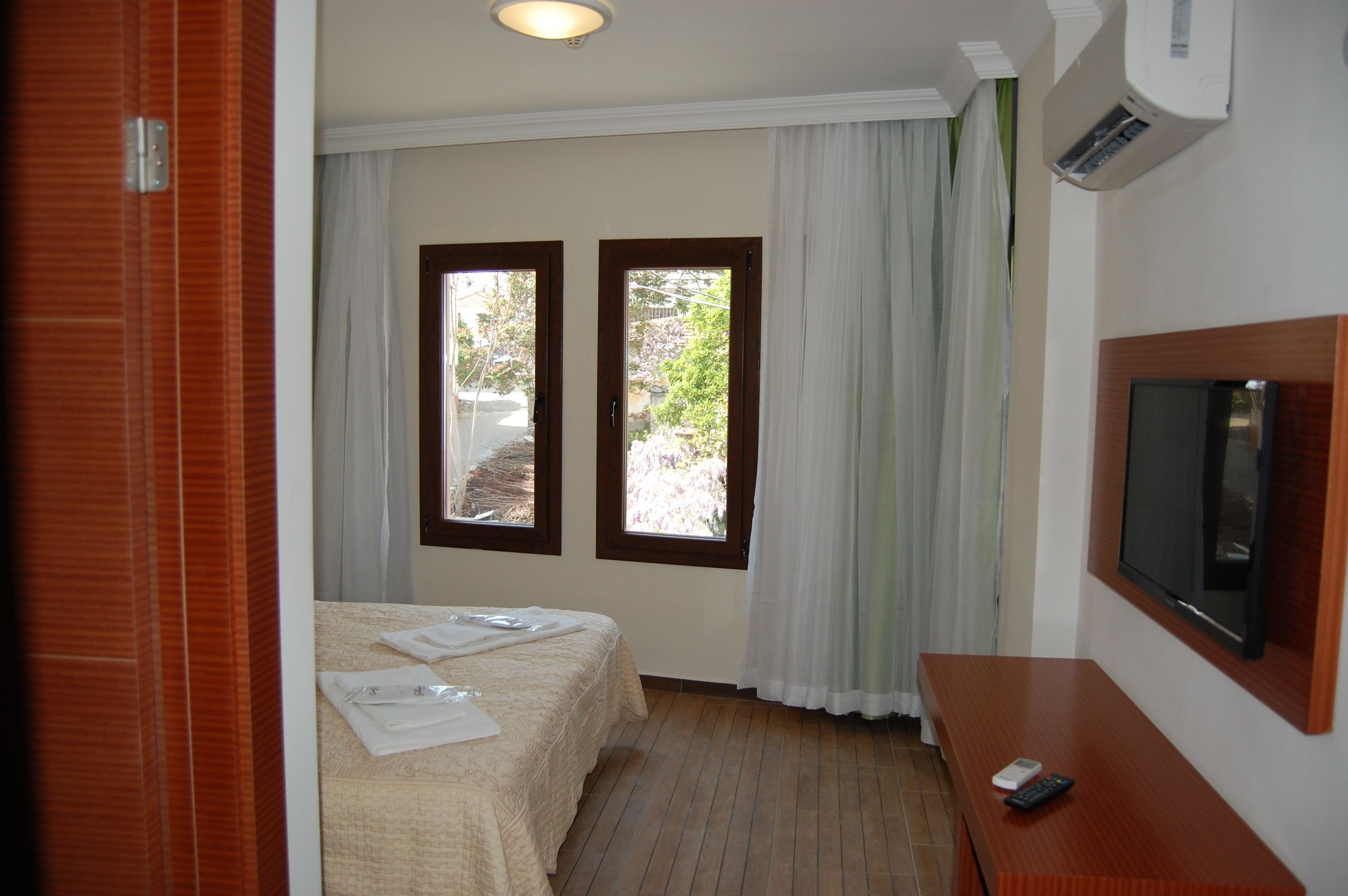 Roupas de cama premium, frigobar, cofres nos quartos