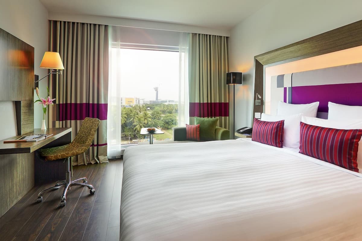 Quarto executivo, 1 cama King | Roupas de cama premium, edredons de pluma, cofres nos quartos