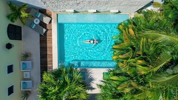 Piscina externa, espreguiçadeiras