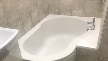Quarto casal superior, suíte | Banheiro