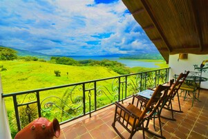 Suite Lua de Mel, banheira de hidromassagem, vista para o lago | Vista do quarto
