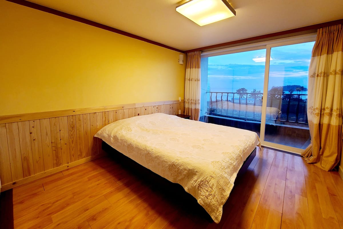 Quarto família, 1 quarto | Individualmente decorados, individualmente mobiliados, escrivaninha