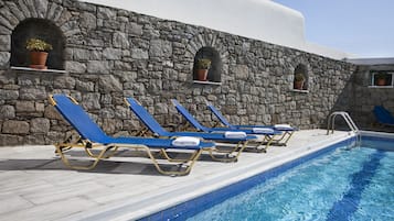 Piscina externa sazonal, espreguiçadeiras