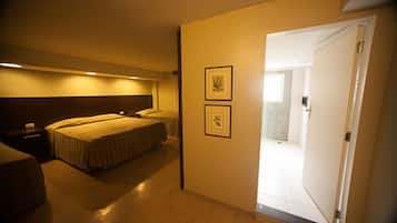 Quarto Triplo Deluxe | Minibar, cofre no quarto, secretária, Wi-fi grátis