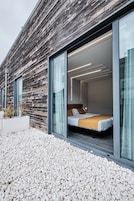 Quarto casal | Cofres nos quartos, escrivaninha, quartos à prova de som