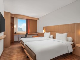Quarto Standard, 2 camas individuais | Cofre no quarto, secretária, cortinas/cortinados opacos 
