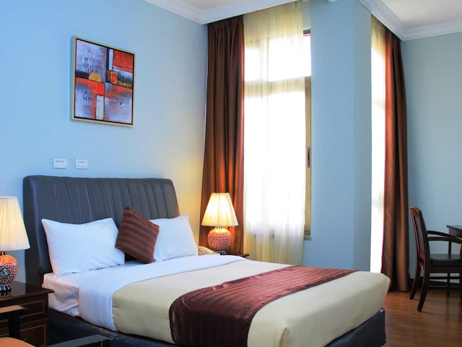 Quarto Duplo Standard | Camas de colchão viscoelástico, cofre no quarto, secretária