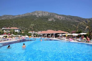 2 piscinas externas, guarda-sóis, espreguiçadeiras
