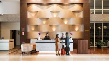 Este bar no lobby do hotel