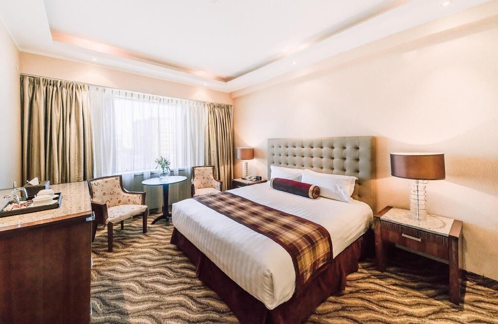 Roupas de cama premium, edredons de pluma, frigobar, cofres nos quartos