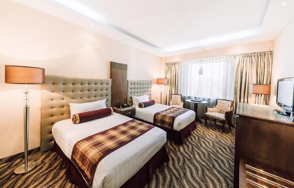 Roupas de cama premium, edredons de pluma, frigobar, cofres nos quartos
