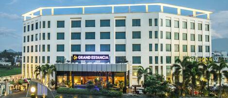 Fachada do alojamento (tarde/noite)