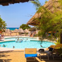 Piscina externa sazonal, guarda-sóis, espreguiçadeiras