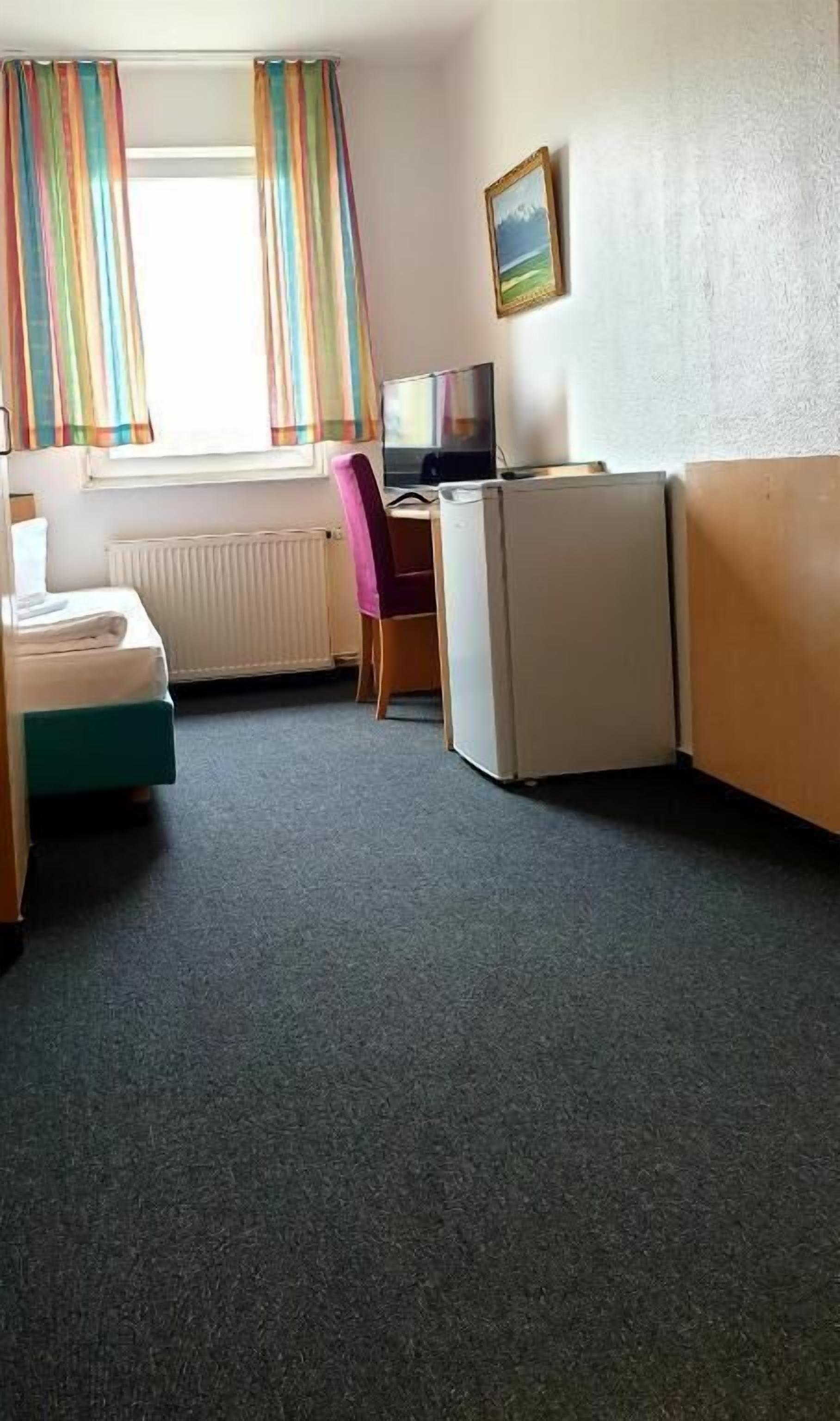 Quarto Individual Económico, casa de banho partilhada | Comodidade do quarto