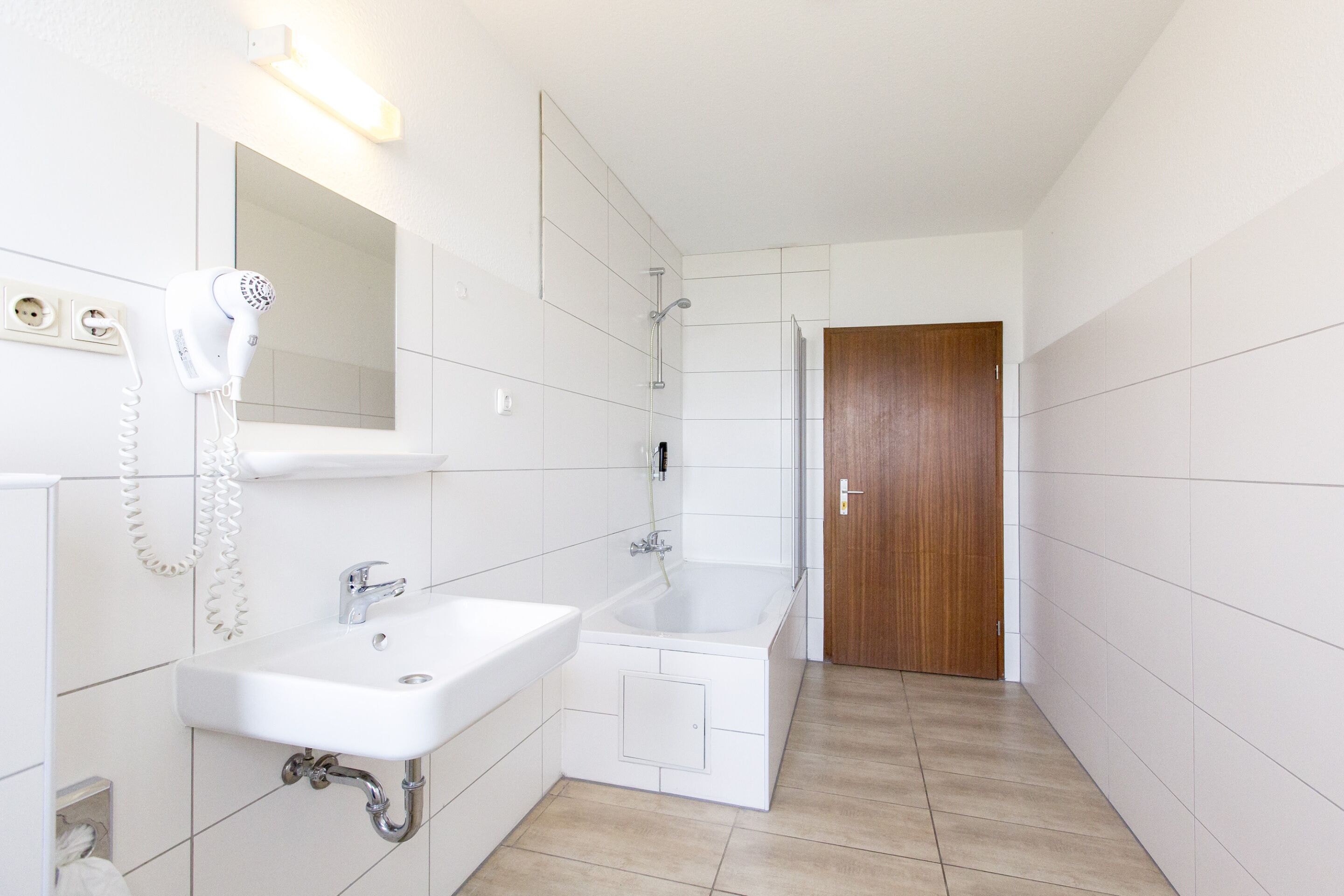 Quarto Quádruplo Básico, não fumadores, varanda | Casa de banho | Um polibã, um chuveiro fixo, artigos de higiene pessoal grátis 