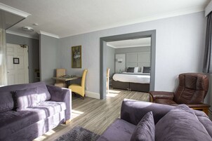 Estúdio Standard, 1 cama king-size, não fumadores, kitchenette (Walk-in Shower) | Roupa de alta qualidade, secretária, berços/camas para crianças 