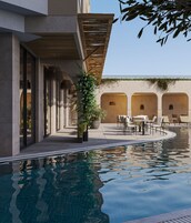 Piscina exterior sazonal, guarda-sóis, espreguiçadeiras 