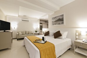 Suíte luxo, vista para o lago | Frigobar, cofres nos quartos, escrivaninha, quartos à prova de som