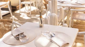 Pequenos-almoços, almoços, jantares servidos, cozinha francesa