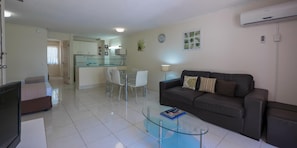Apartamento, 1 quarto | Área de estar | TV