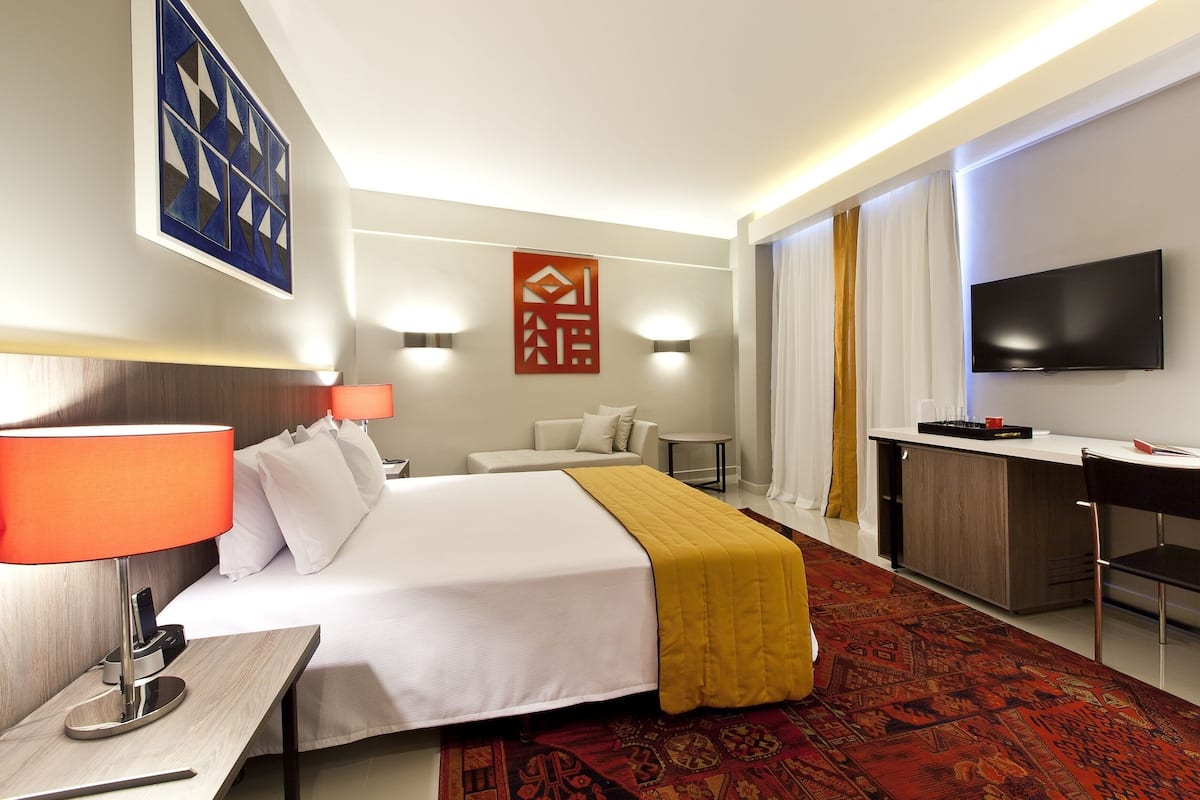 Quarto casal luxo | Frigobar, escrivaninha, espaço de trabalho para notebook