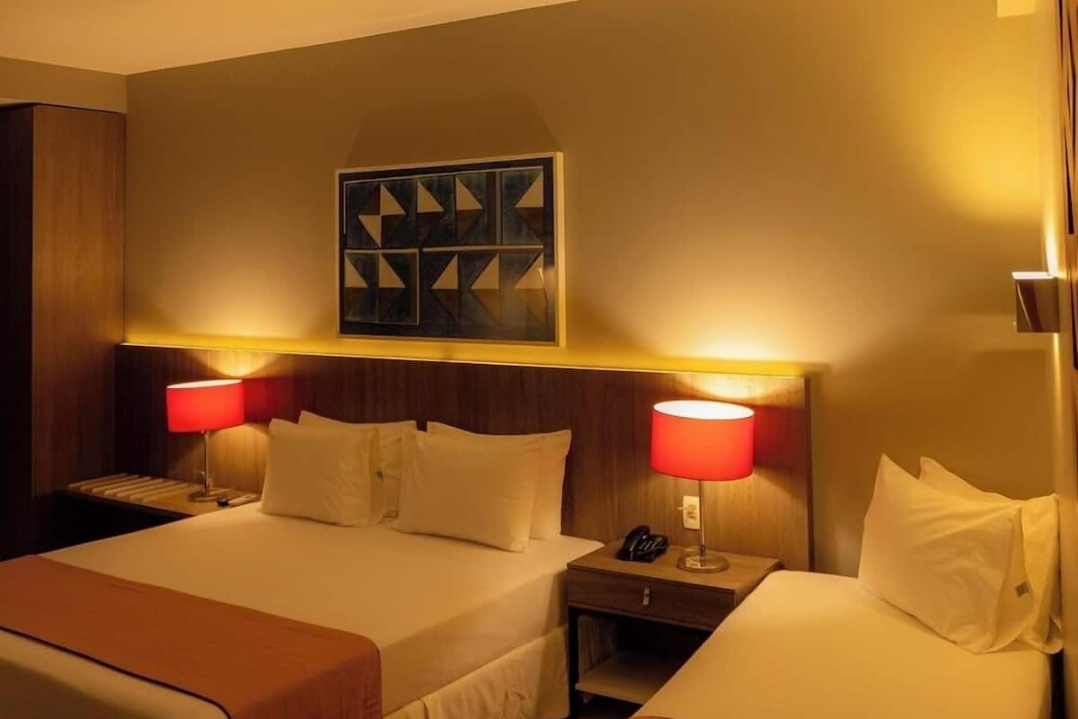 Quarto triplo luxo | Frigobar, escrivaninha, espaço de trabalho para notebook