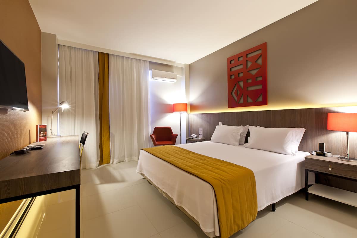 Quarto casal superior | Frigobar, escrivaninha, espaço de trabalho para notebook
