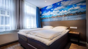 Quarto casal | Cofres nos quartos, escrivaninha, berços grátis, Wi-Fi de cortesia