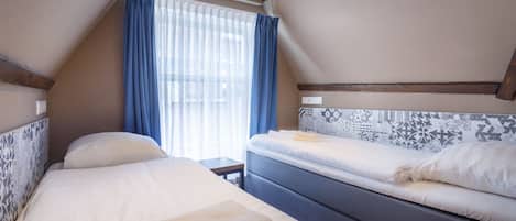 Quarto Twin | Cofre no quarto, secretária, berços/camas para crianças grátis