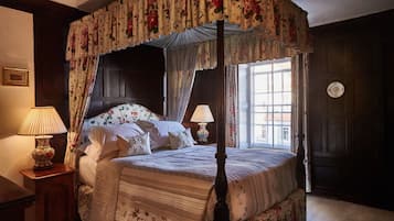 Quarto (Sussex Four Poster) | 1 quarto, roupa de alta qualidade, com decoração personalizada