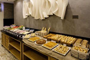 Café da manhã com buffet grátis todos os dias