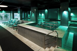 Piscina interna, funciona das 9h às 21h, espreguiçadeiras