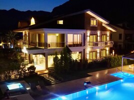 Fachada da propriedade à noite