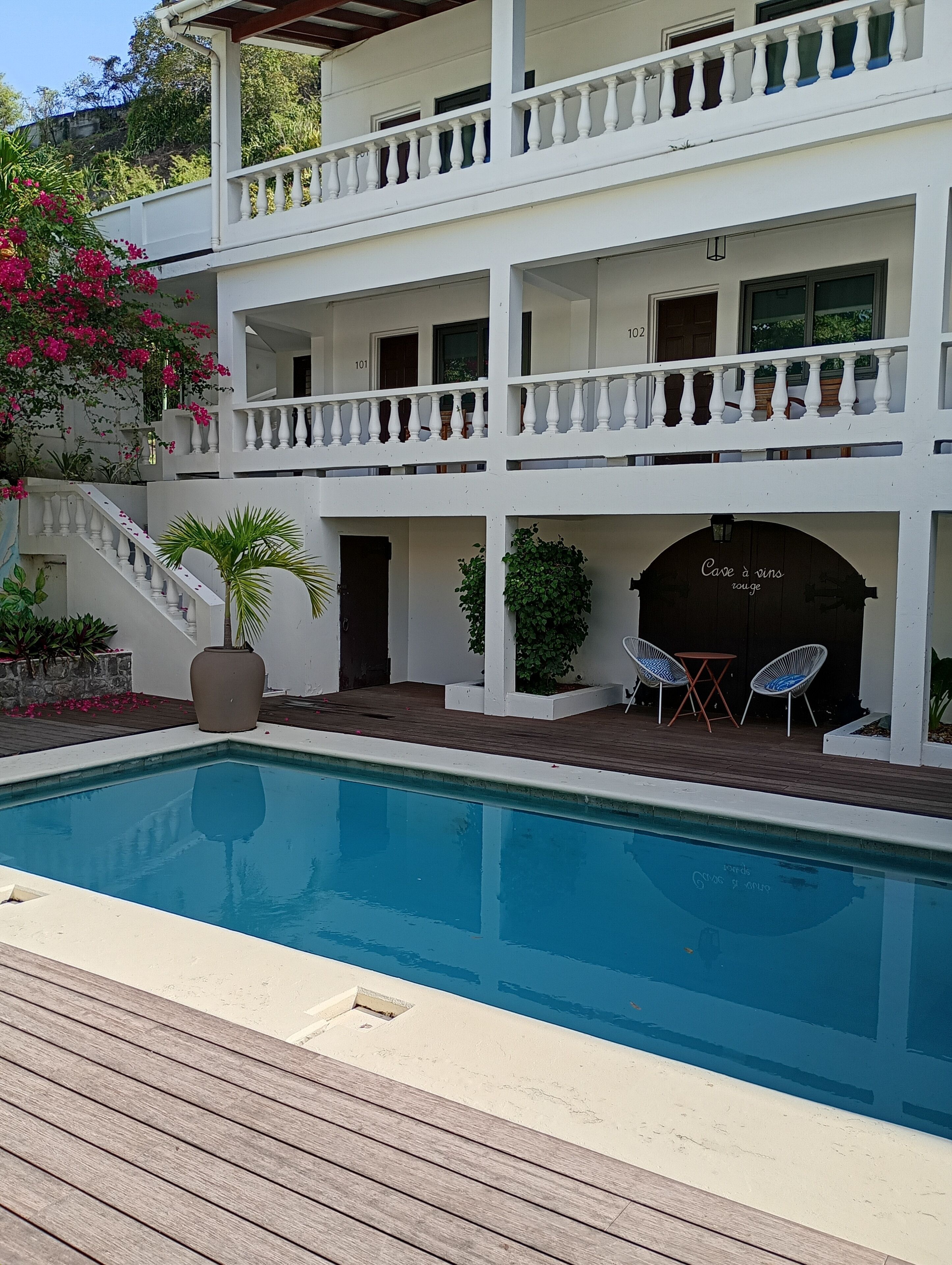 Piscina externa, espreguiçadeiras