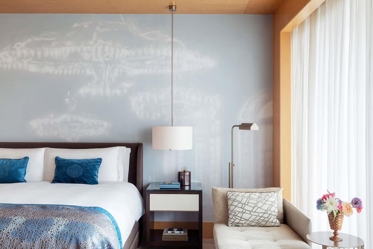 Roupa de alta qualidade, minibar, cofre no quarto, secretária