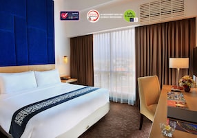 Quarto luxo, 1 cama Queen | Cofres nos quartos, escrivaninha, espaço de trabalho para notebook