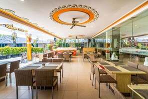 Serviço de café da manhã, almoço, jantar; restaurante ao ar livre