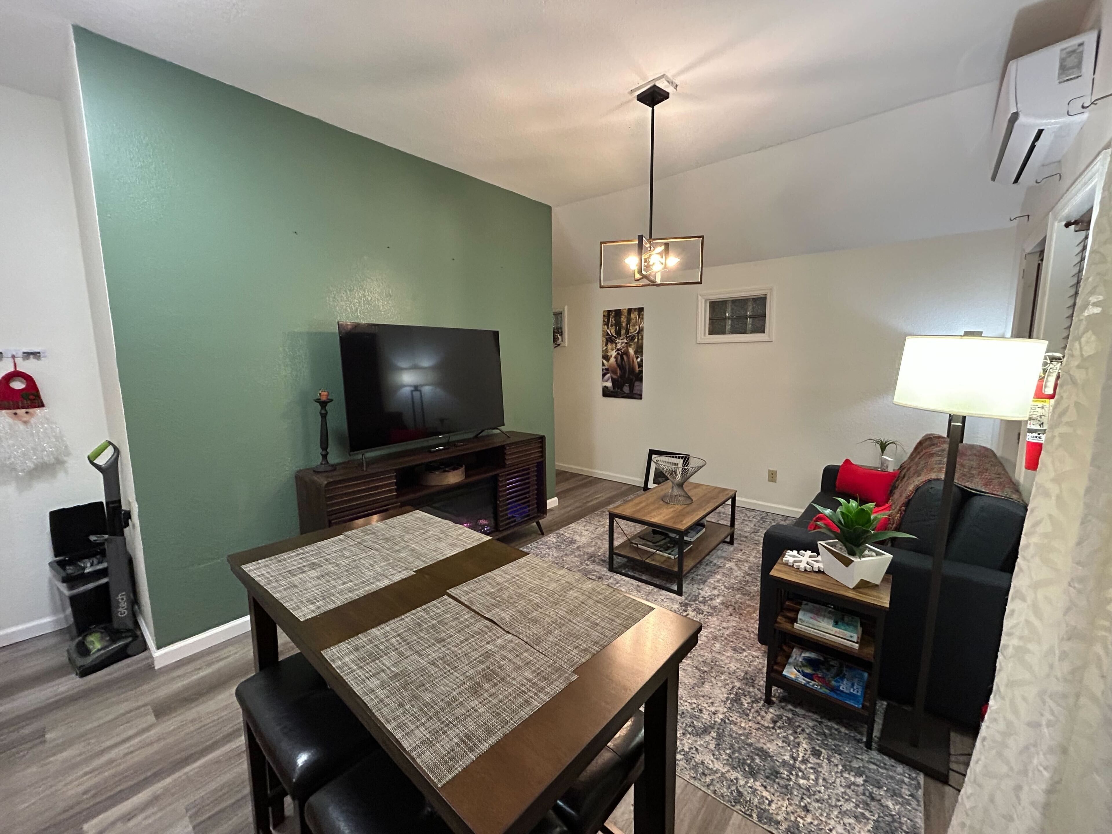 Cabana de Madeira Deluxe, várias camas, não fumadores | Sala de estar | Televisor de ecrã plano de 32 polegadas com canais por cabo, televisor 