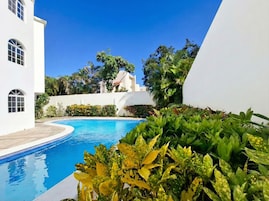 Piscina externa, funciona das 9h às 21h, espreguiçadeiras