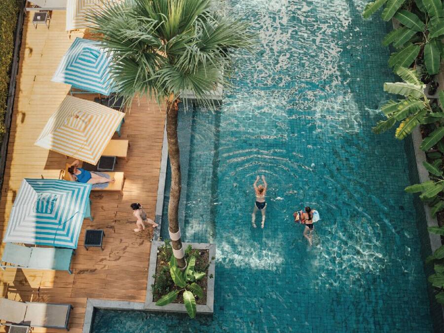 Piscina externa, espreguiçadeiras