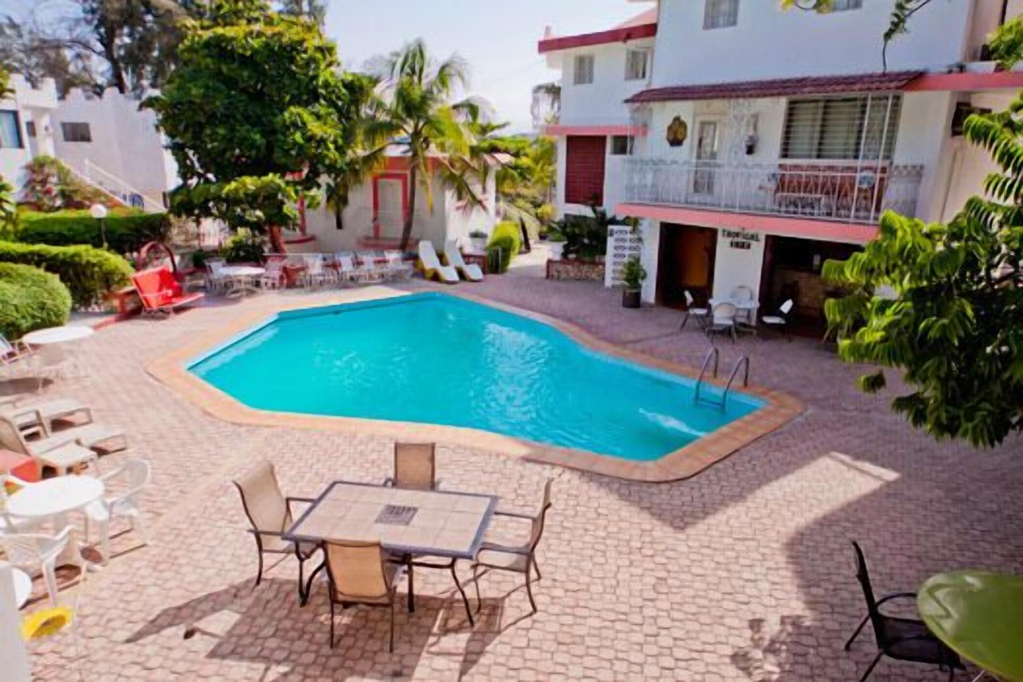 Piscina externa, espreguiçadeiras