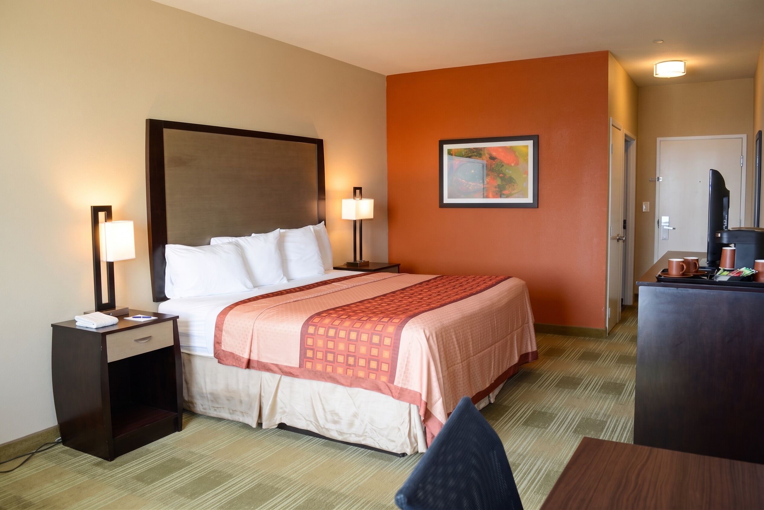 Deluxe 1 King Bed Non-Smoking | Individualmente decorados, individualmente mobiliados, escrivaninha