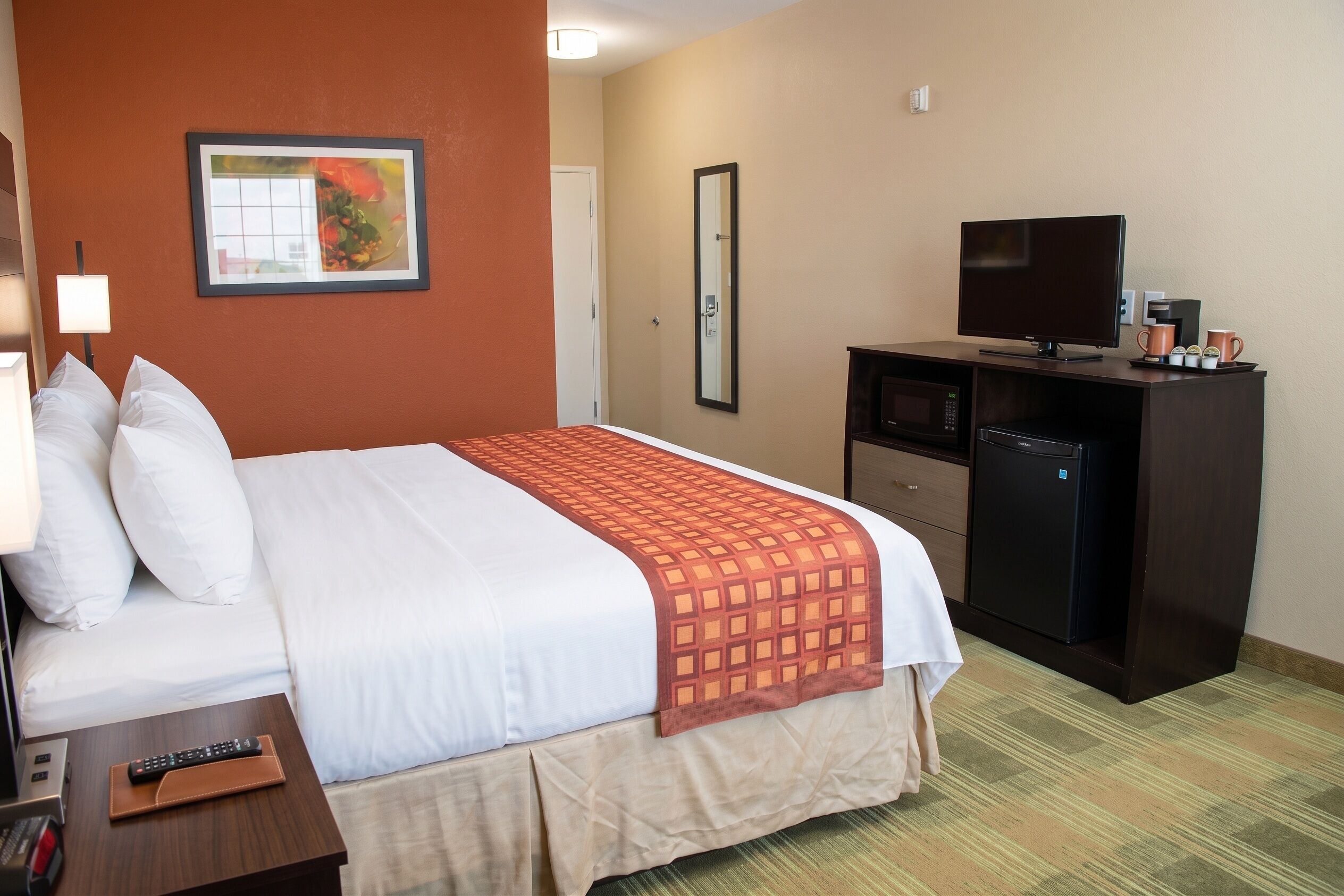 Quarto conforto, 1 cama King, acessível | Individualmente decorados, individualmente mobiliados, escrivaninha