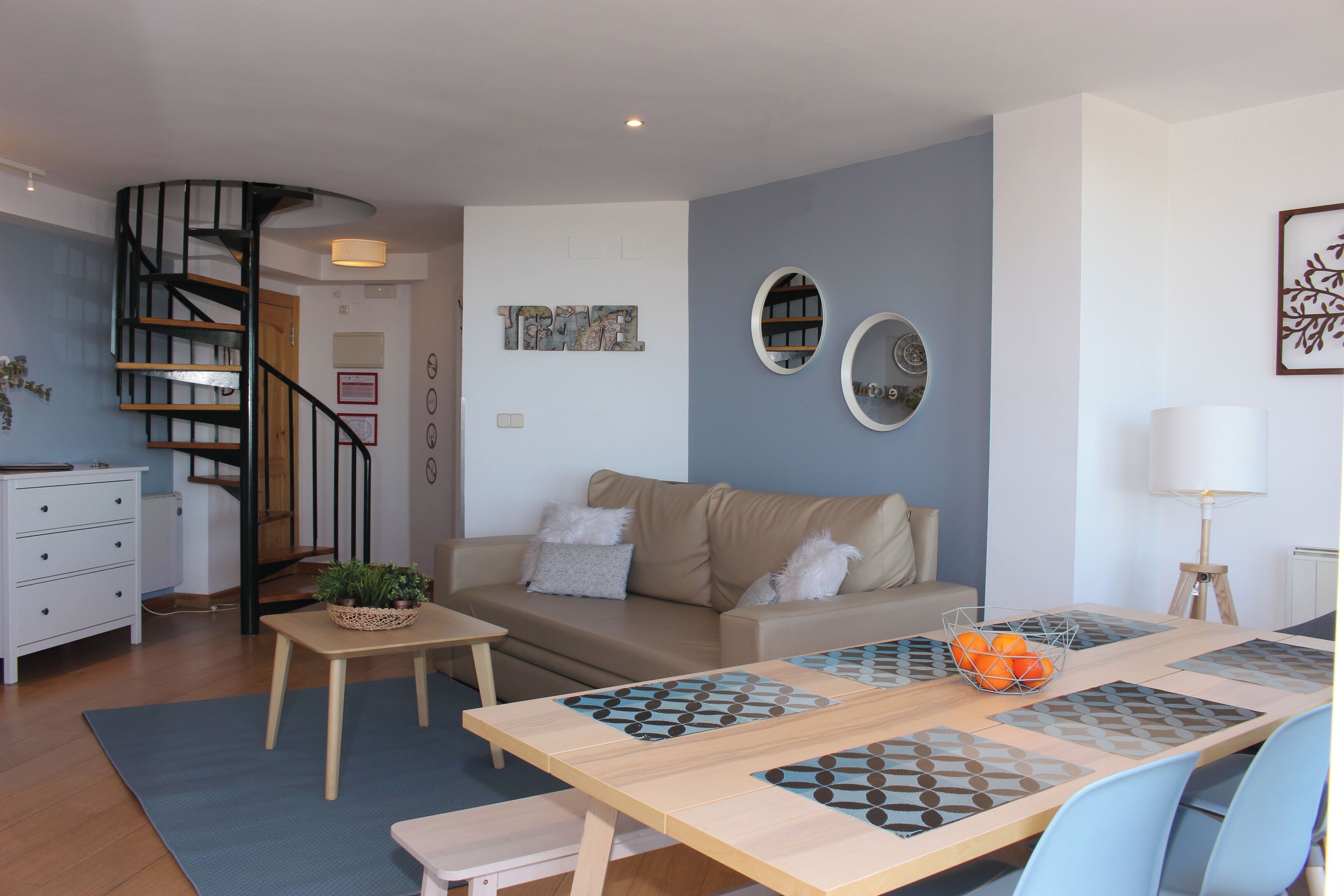Dúplex Familiar, 2 quartos (6 Adults) | Sala de estar | TV de ecrã plano 