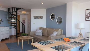 Dúplex Familiar, 2 quartos (6 Adults) | Sala de estar | TV de ecrã plano