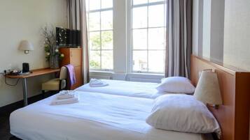 Quarto Duplo ou Twin Deluxe | Roupa hipoalergénica, cofre com capacidade para portátil, secretária