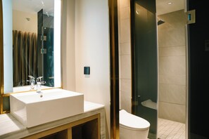 Um polibã, um chuveiro fixo, artigos de higiene pessoal grátis 