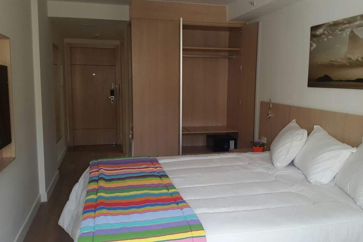 Roupas de cama premium, frigobar, cofres nos quartos, escrivaninha