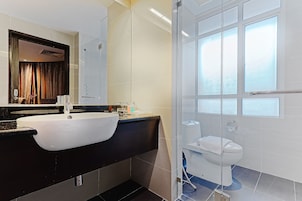 Executive Suite | Casa de banho | Um secador de cabelo, toalhas fornecidas
