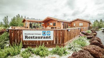 Serviço de café da manhã, almoço, jantar; vistas para o jardim